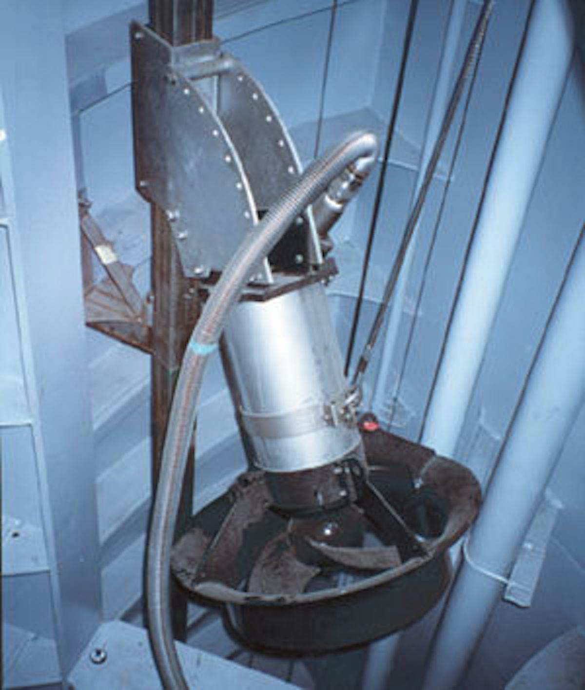 Submersible agitators tailored to tank locations and drill fluid ...