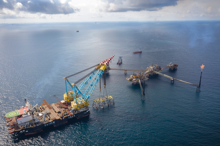 Saipem 7000 performs record platform lift at KMZ complex offshore ...