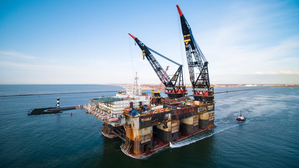 Heerema extracts North Sea Schooner gas platform | Offshore Magazine